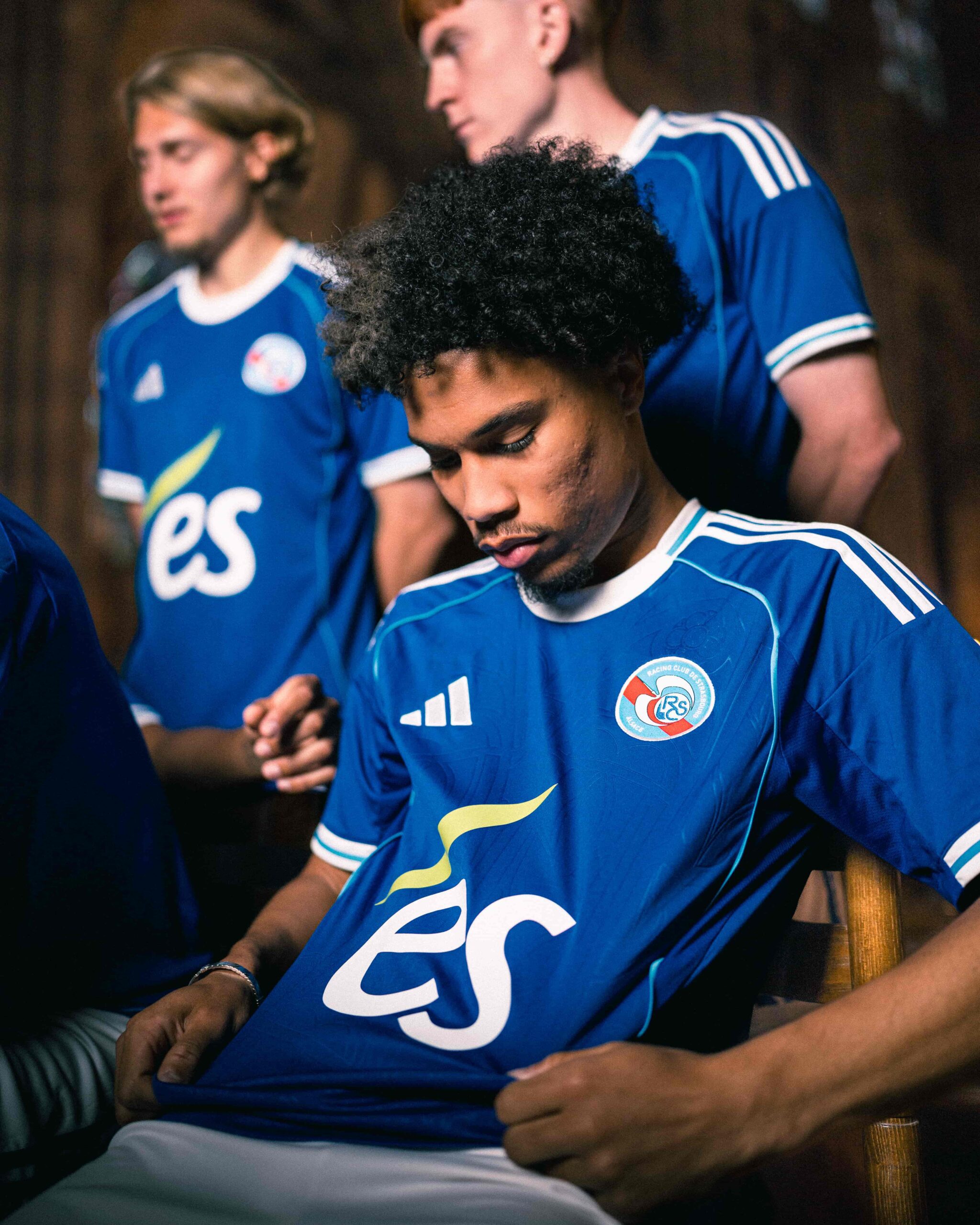 Maillot 2025-2026 : le Racing et adidas célèbrent la cathédrale de ...